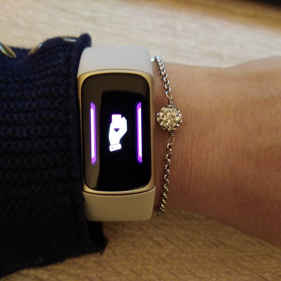 Fitbit Charge 5: körperliche Reaktion auf Stress messen mit EDA-Scan ...