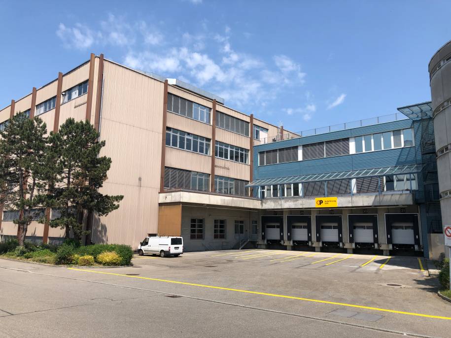 Post sortiert im Logistikzentrum in Wallisellen mit moderner Roboter ...